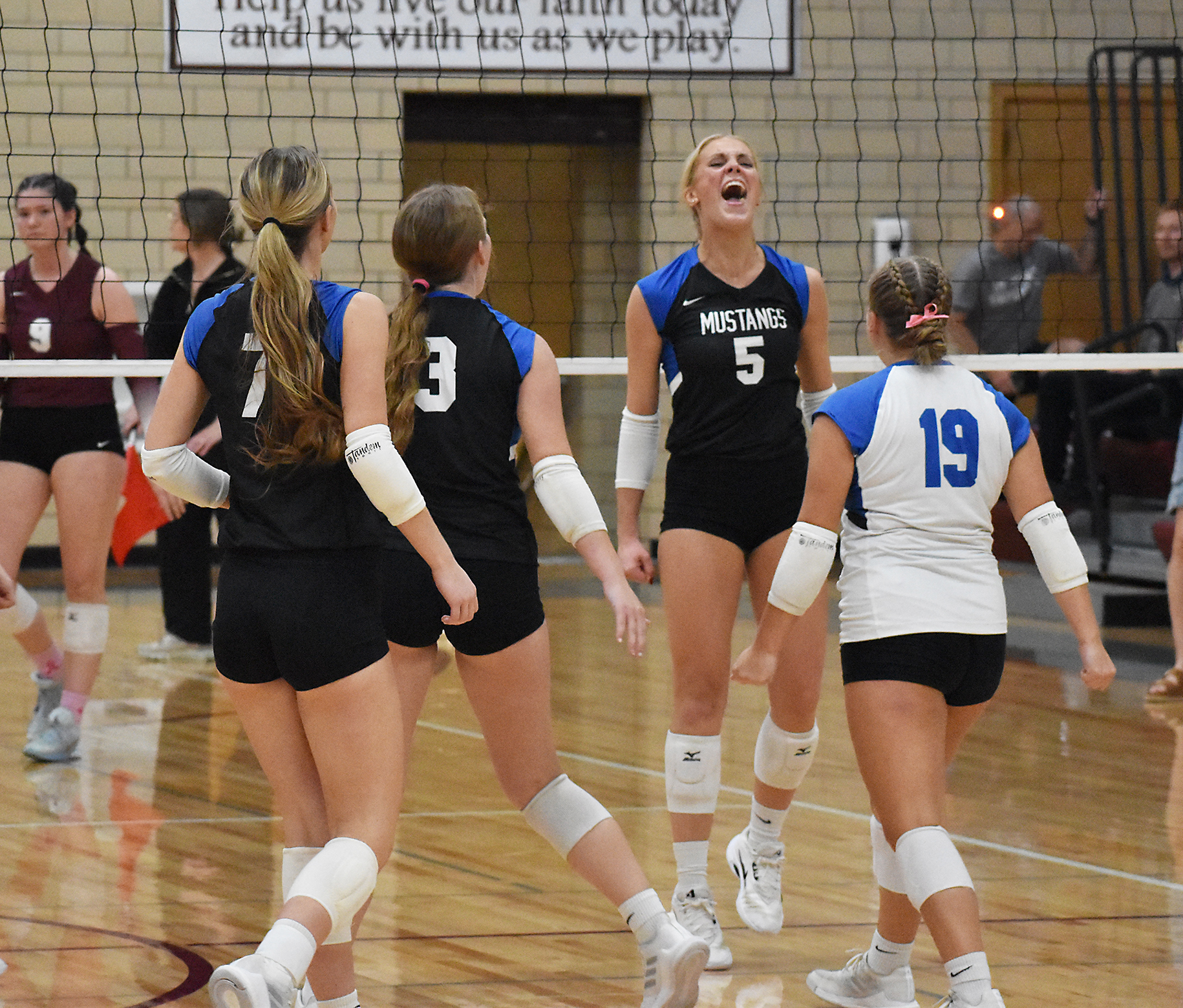 Mustangs sweep Greyhounds, clinch Tomahawk | News, Sports, Jobs - The ...